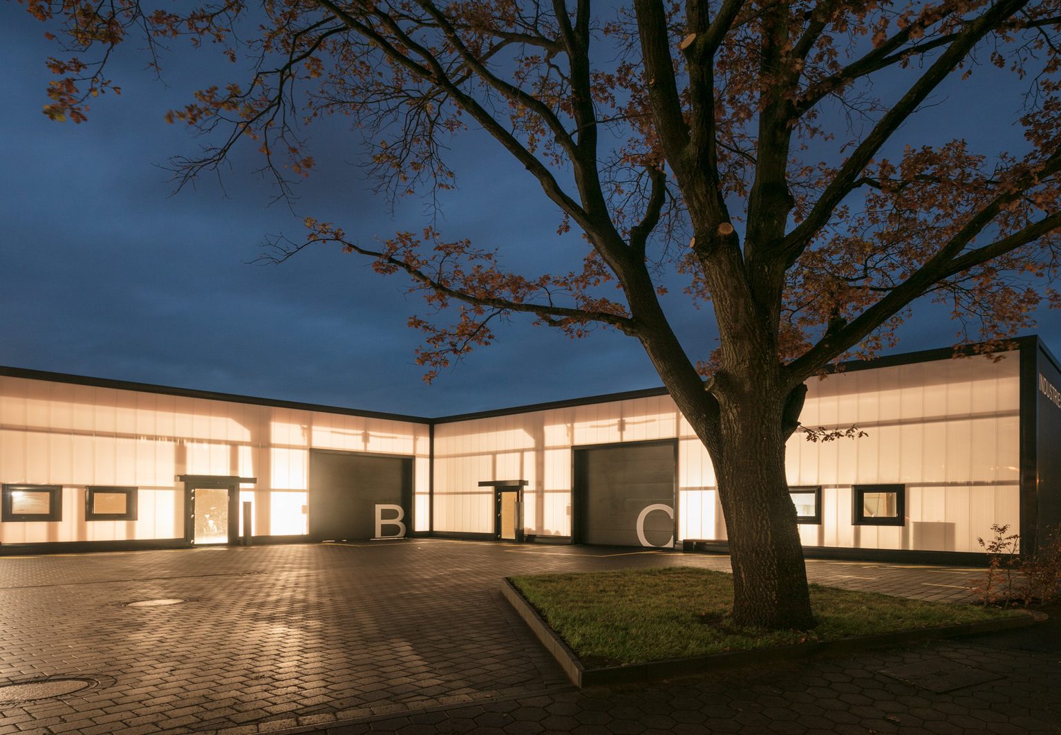 Handwerkerhöfe: Coworking mit Lichtbauelementen von Rodeca